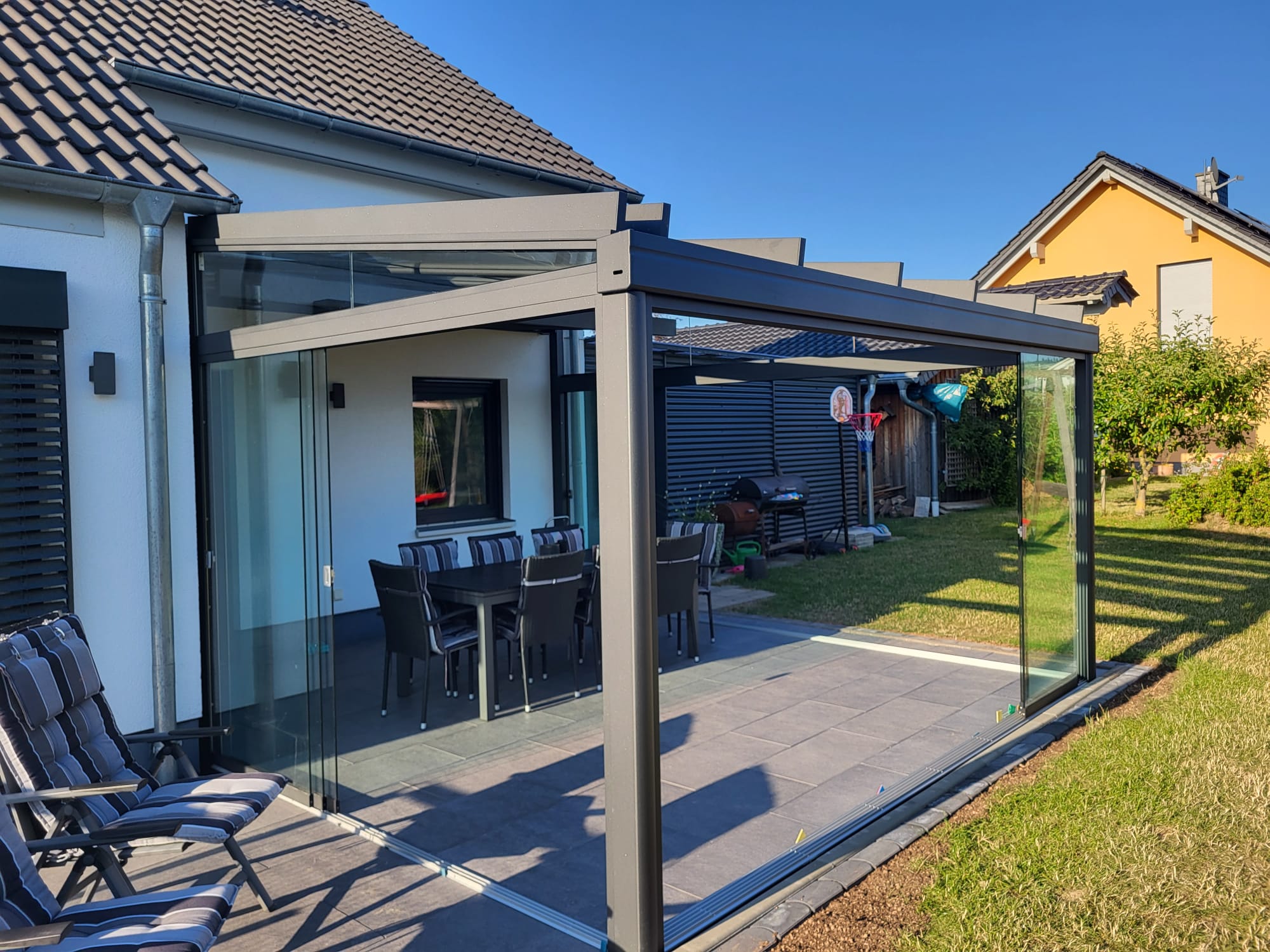 Terrassendach mit Unterbauelementen und Ganz Glas-Schiebetüren in 37287 ...